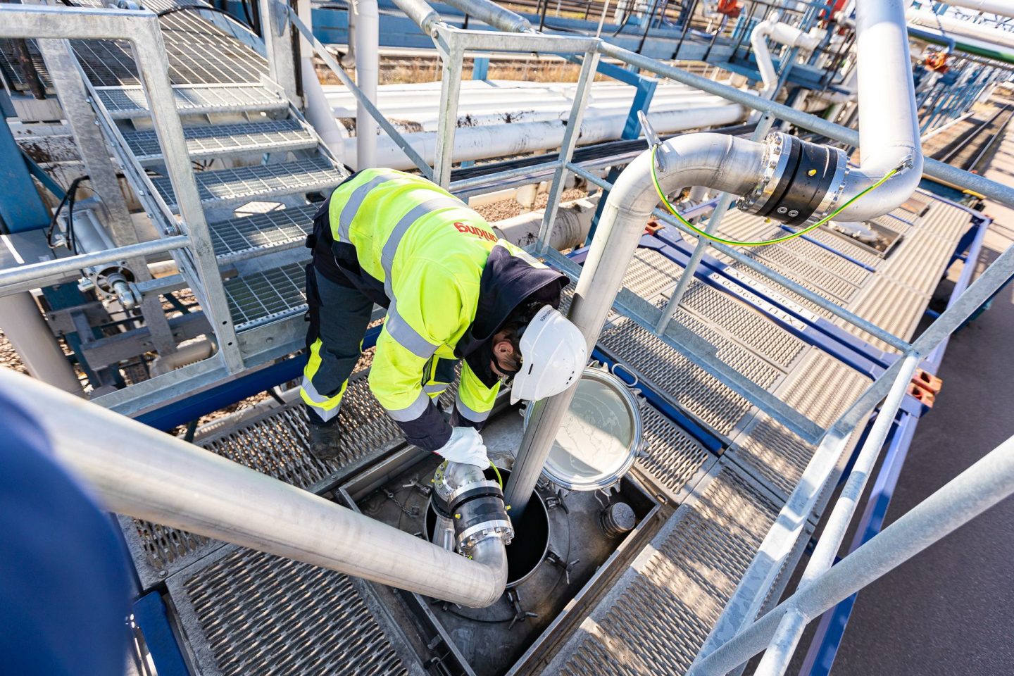 Chemical loading and unloading stations