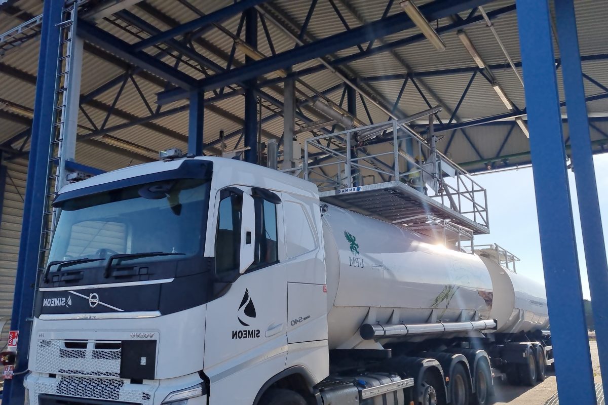 Chemical loading and unloading stations