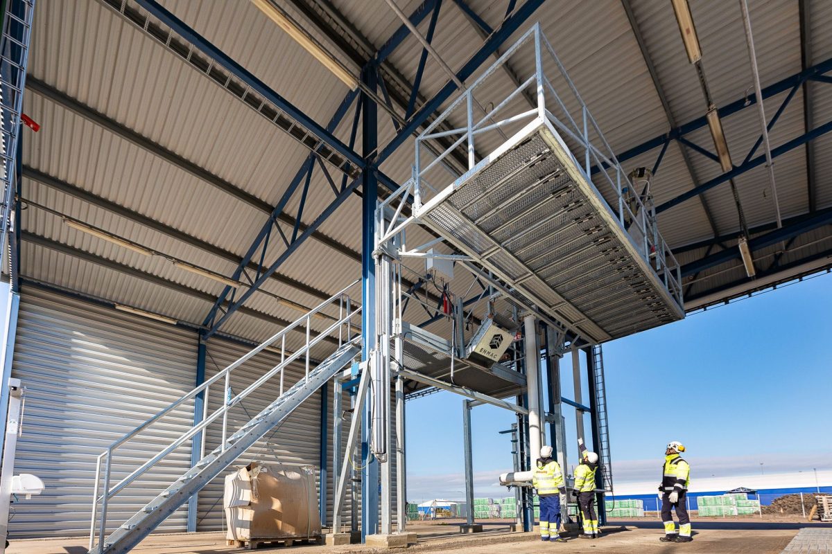 Chemical loading and unloading stations